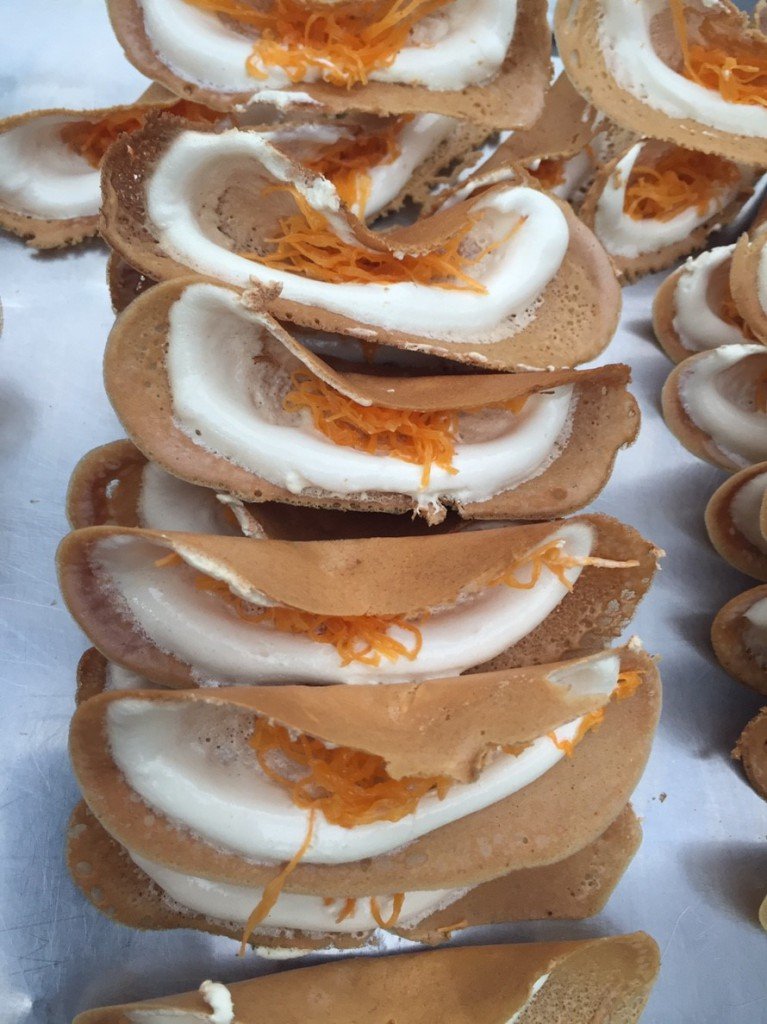 Delicious Thai Crepe: Khanom Bueang - tasteofthailand.org